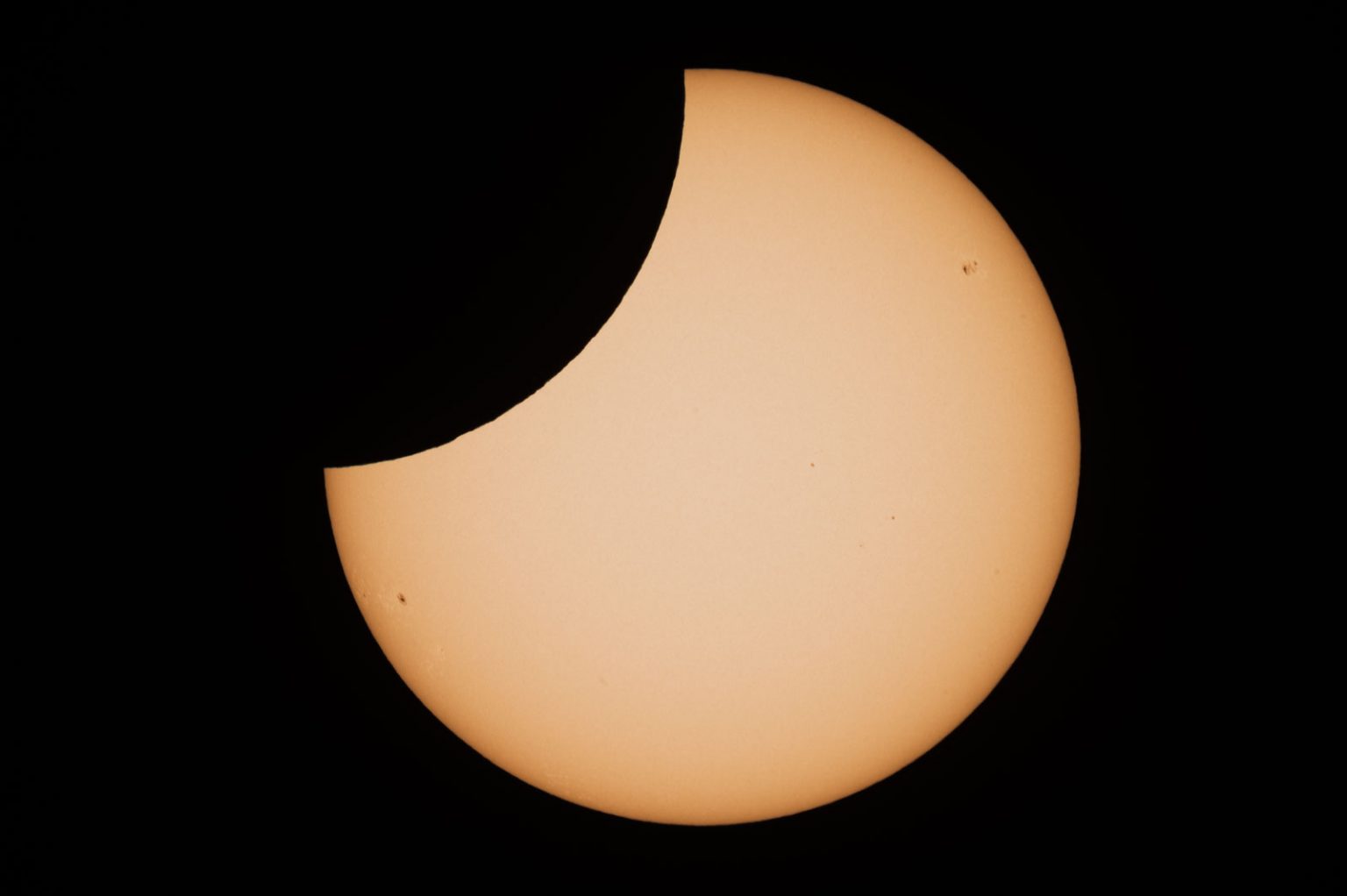 Solar Eclipse and Airplane transit - Philipp Salzgeber photography